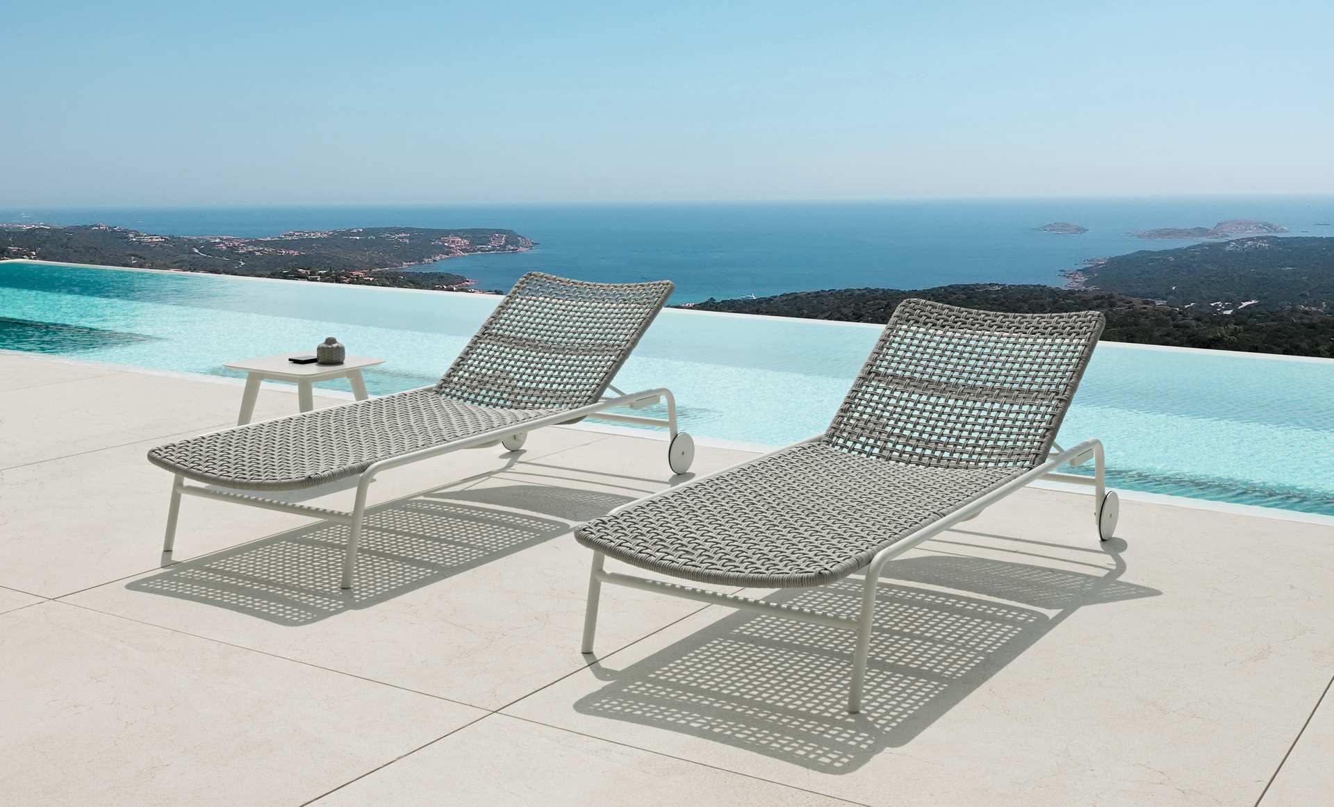 Moon//Alu Sunbed | Italian garden furniture: Talenti