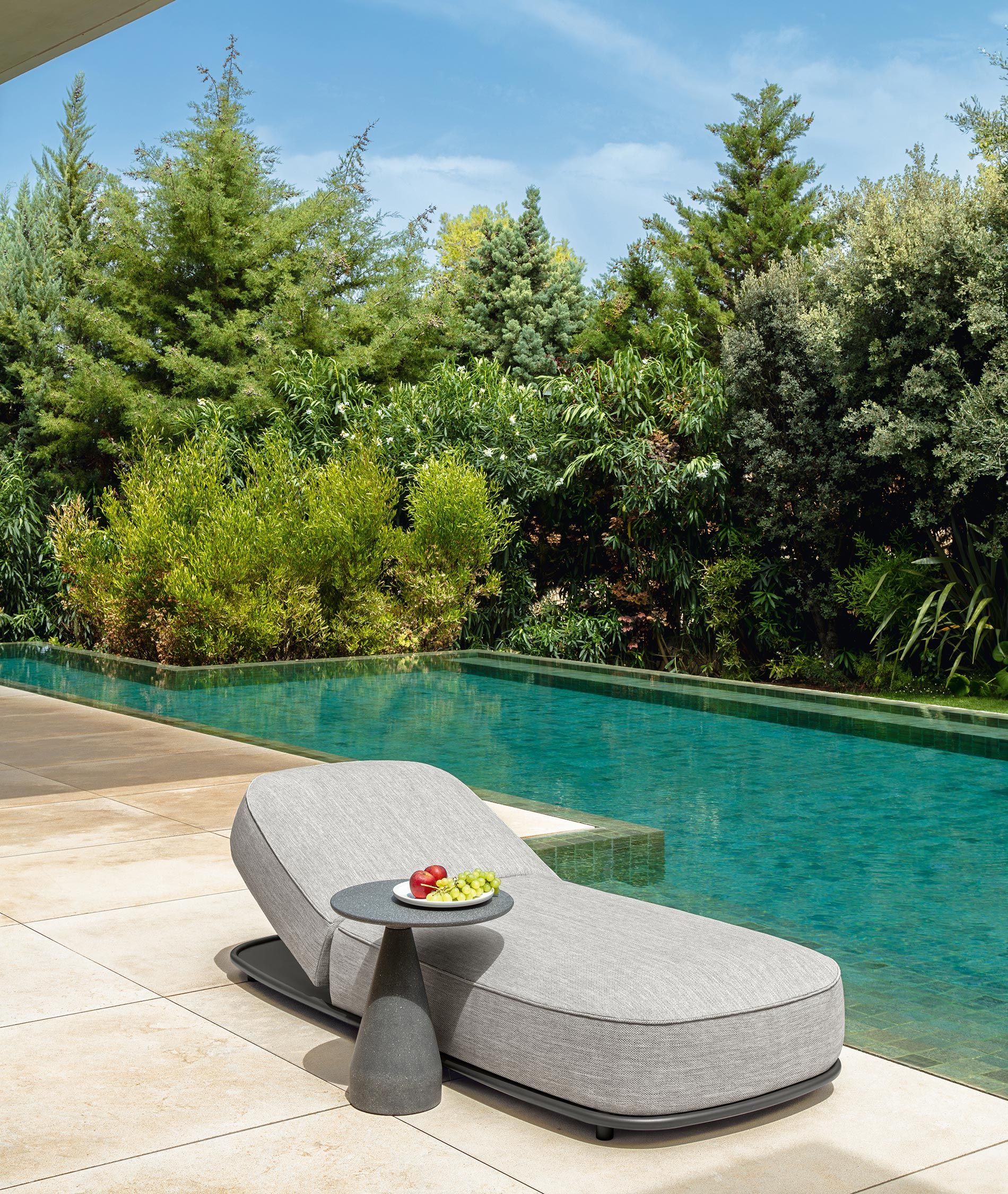 Swipe Sunbed | Italian Outdoor/Indoor Furnishings: Talenti